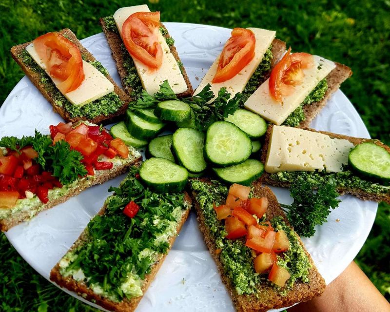 Savaitgalio pusryčių sumuštiniai su petražolių pesto