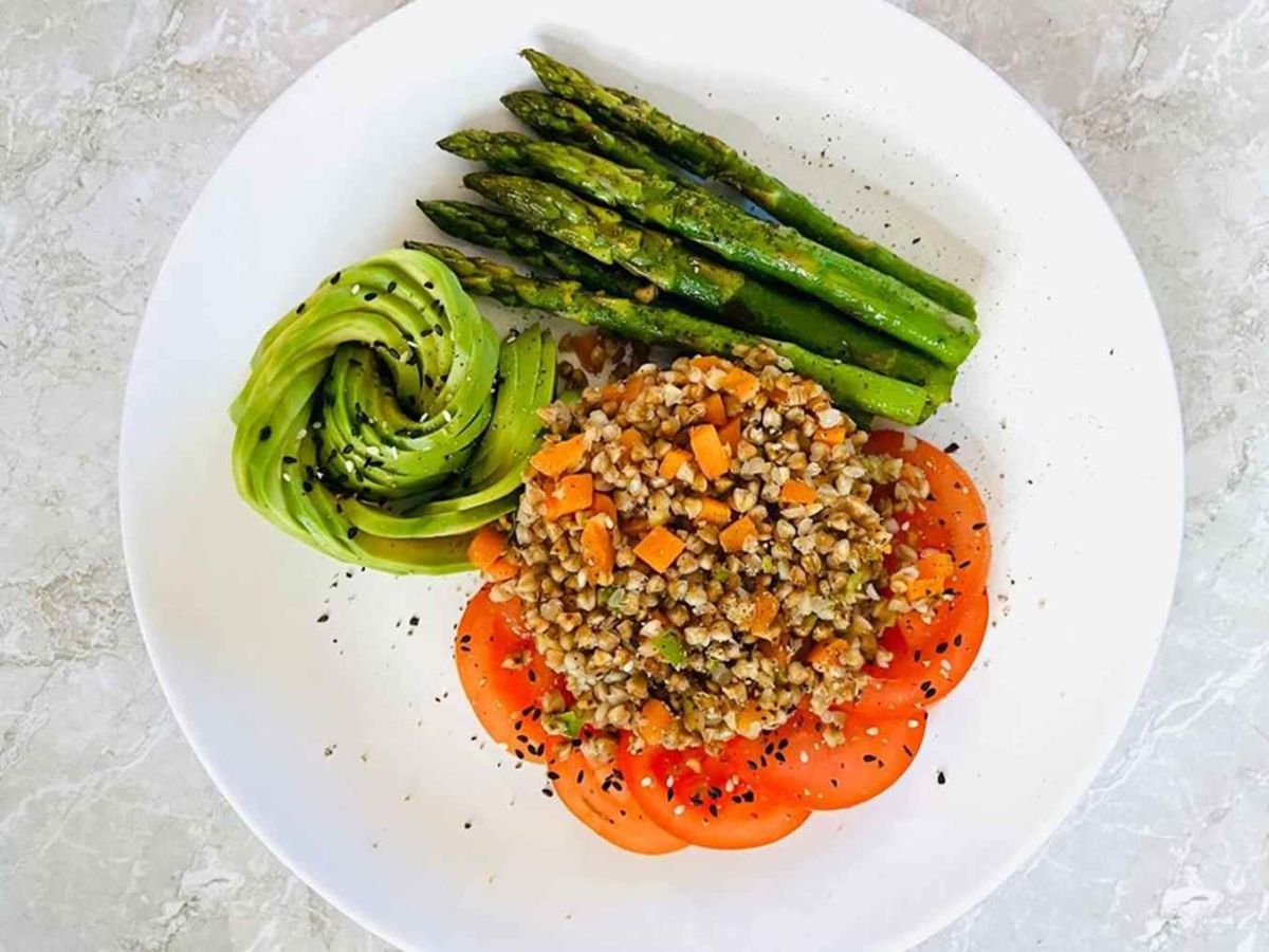 Košė: grikiai, morkos, pomidorai, smidrai ir avokadas