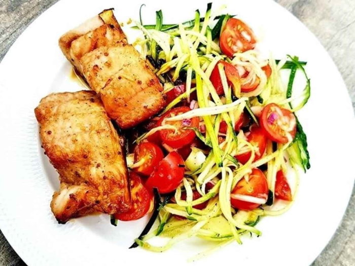 Orkaitėje kepti šamo filė kepsneliai marinuoti su sojos padažu