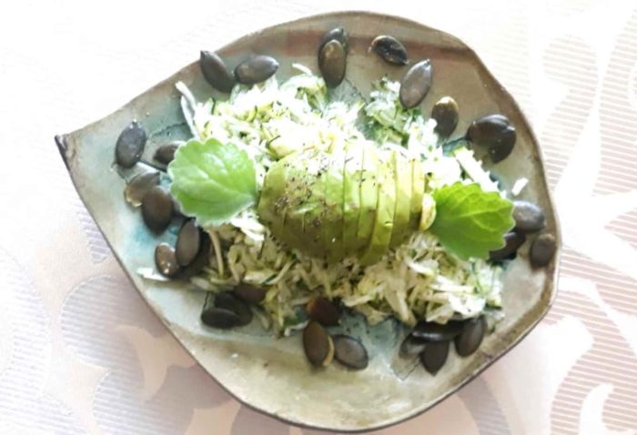 Salotos su cukinija, agurkais, avokadu, kaliarope - gaivios salotos