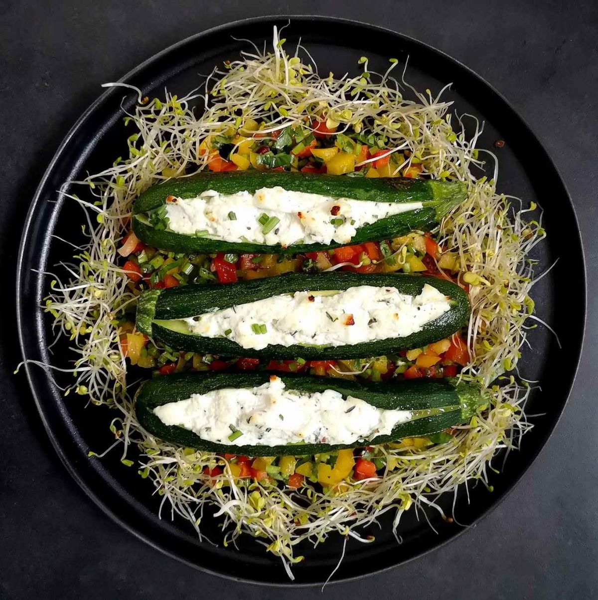 Mažos cukinijos su varškės ir ožkos sūriu - sveiki receptai pietums